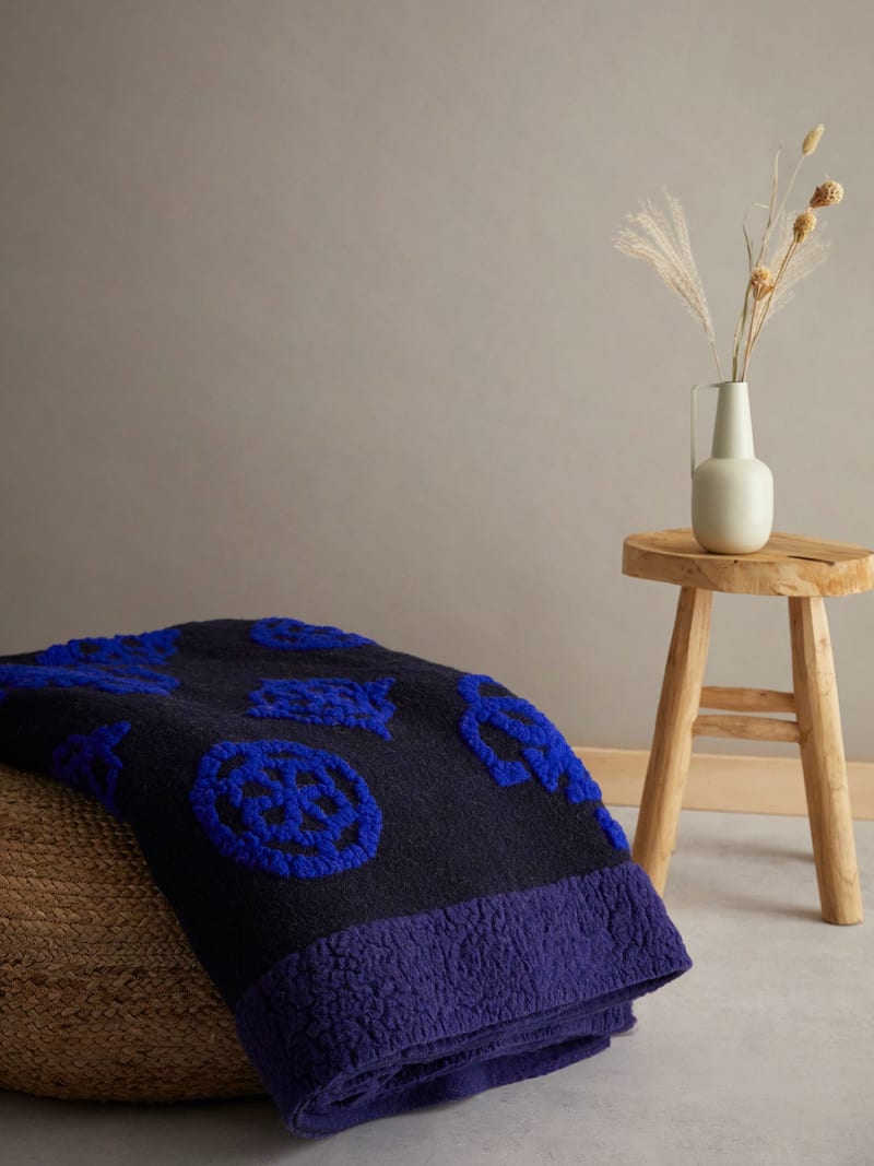 GUESS® 4G and Peony logo wool blanket