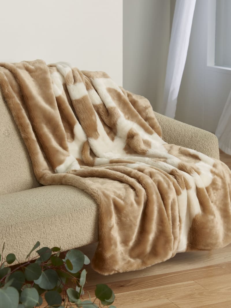 Peony Faux-Fur Blanket | GUESS