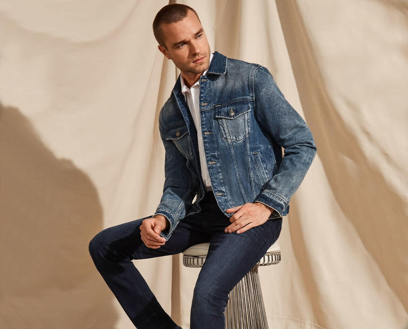 GUESS® | Denim Guide: Jeans, Jacken und Tops für sie und ihn