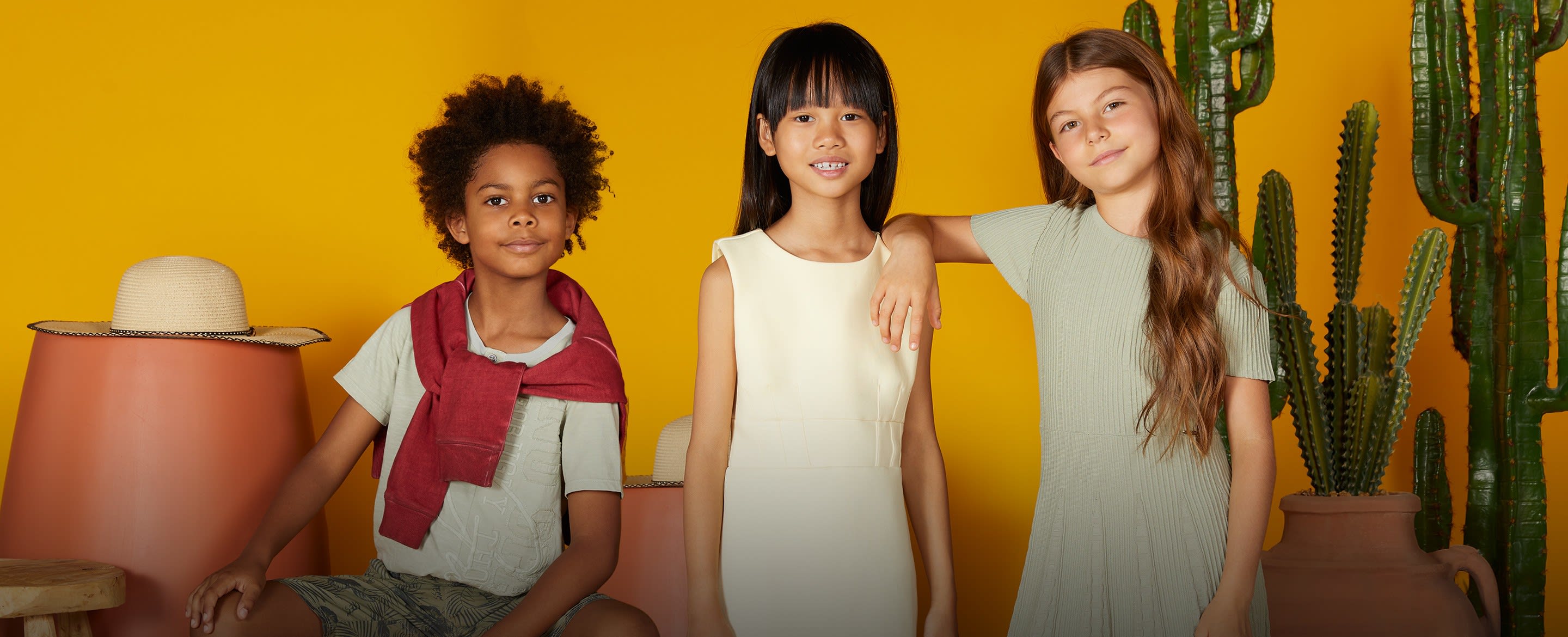 Site oficial da GUESS® Kids - Vestuário meninas e meninos